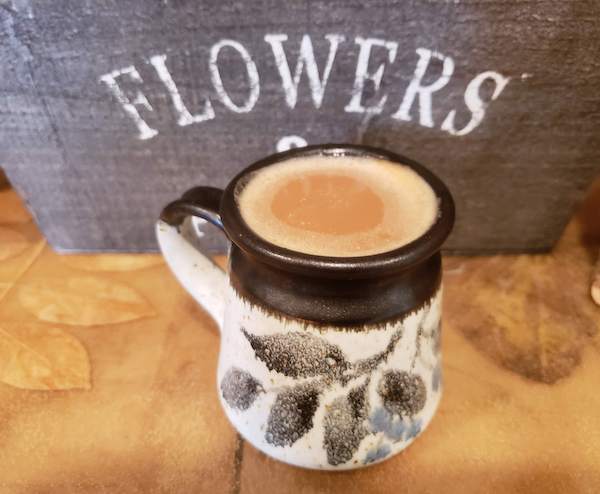 Caramel cream Americano – Coffee with the Queen